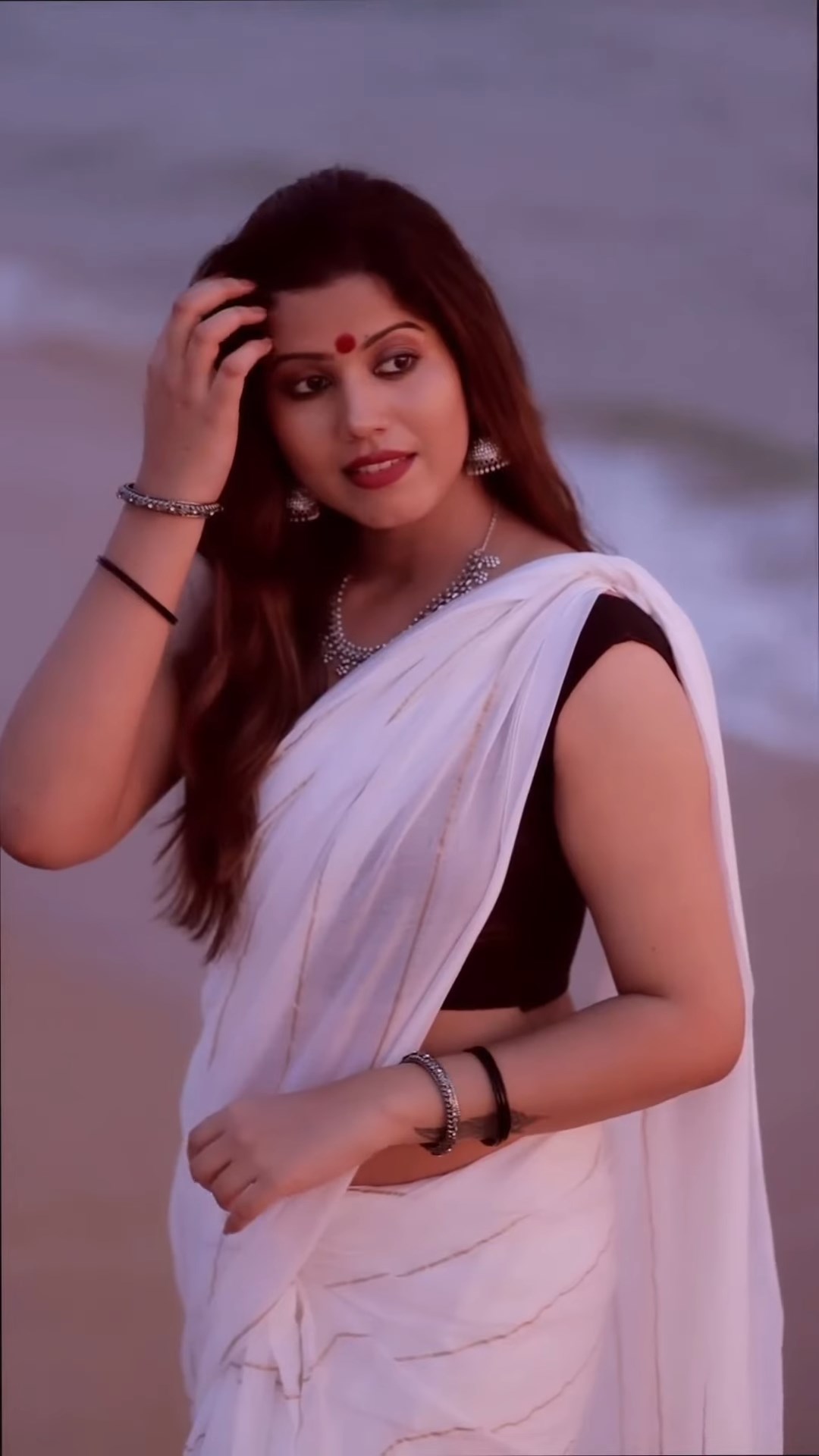 selby sacaria hot navel in white saree mp4 snapshot 00 28 129 — Postimages