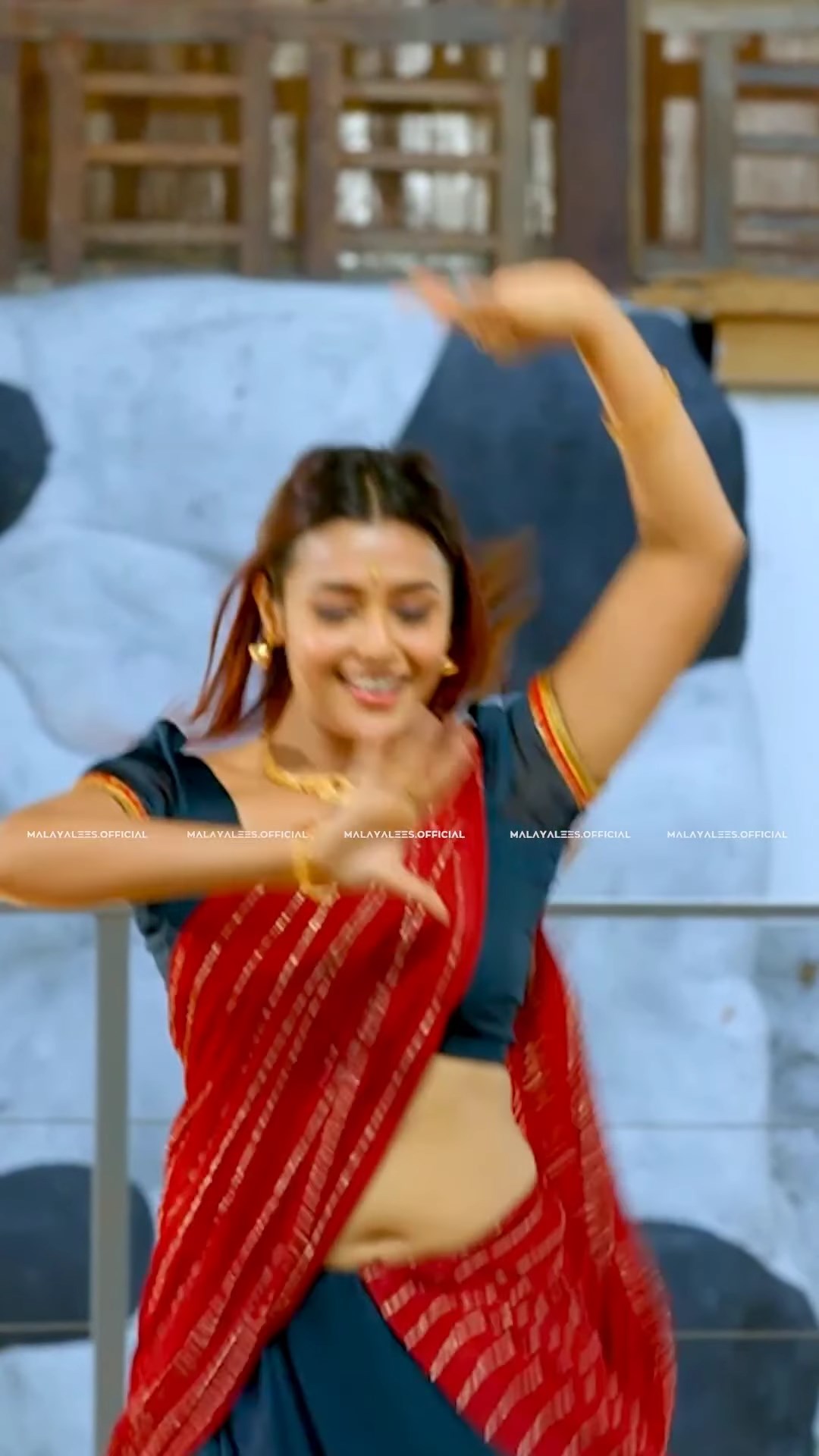 Moksha Sexy Big Deep navel in Red Saree mp4 snapshot 00 08 743 — Postimages