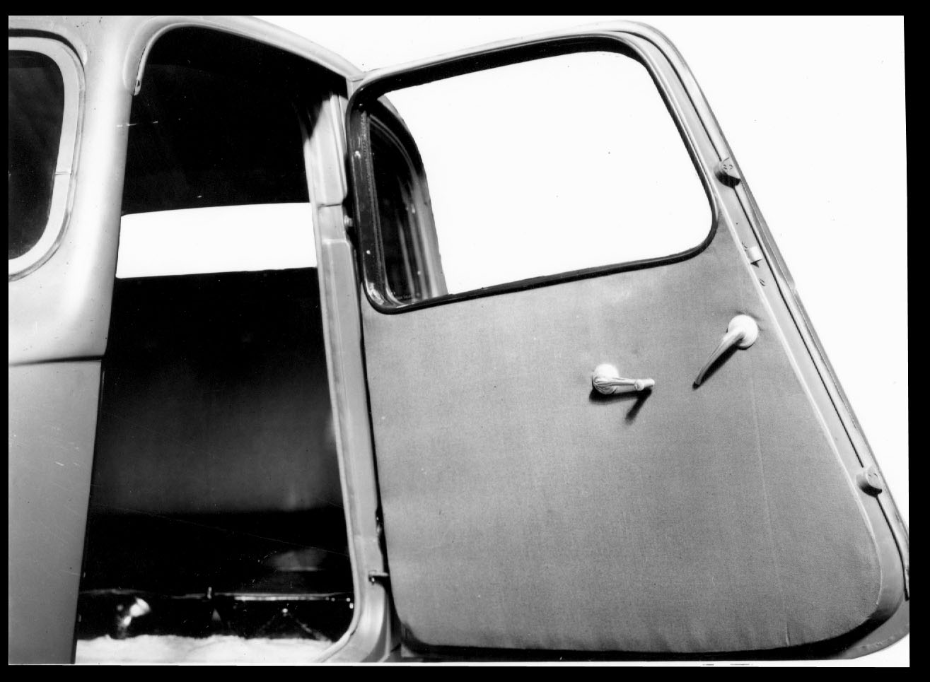 TRACTION PORTE INTER AV — Postimages