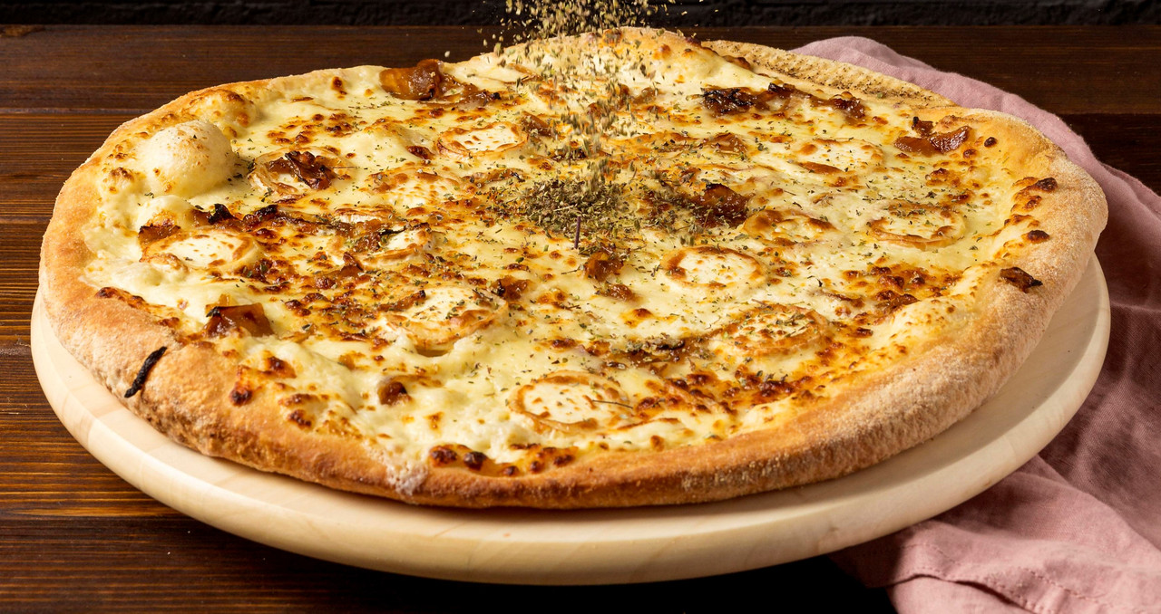 high angle dried herbs sprinkled pizza — Postimages