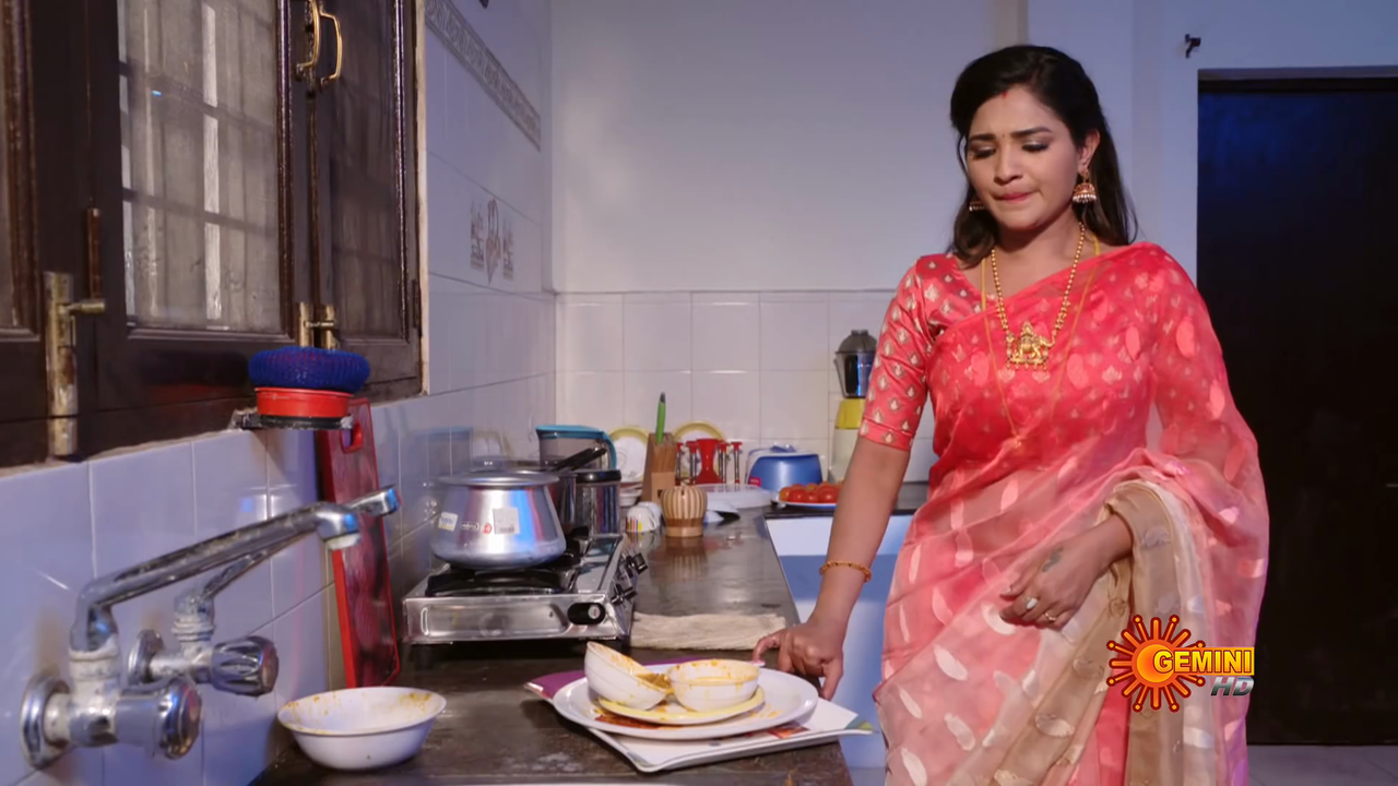 Saranya turadi hot Navel Hole In saree 3 — Postimages