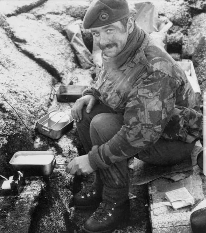 Royal Marine Sgt Sharkey Ward of 40 Commando at San Carlos con para ...