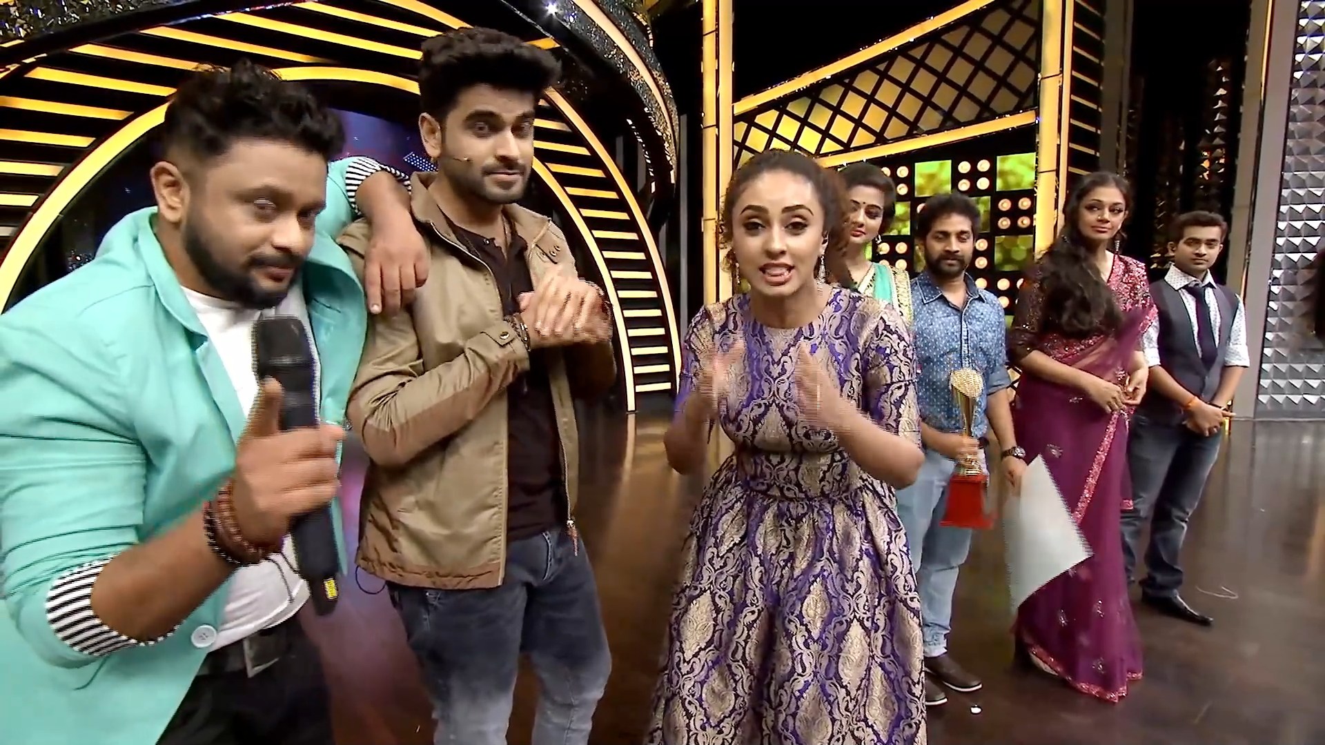 Shobana Wide Stretched Belly And Deep Wide Big Navel Hole in ...