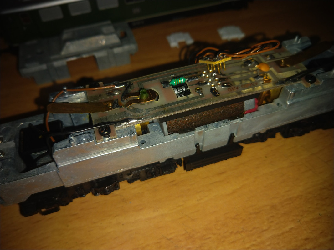 Anfängerfragen » Roco 140 167-8 AC Decodereinbau - aber wie?