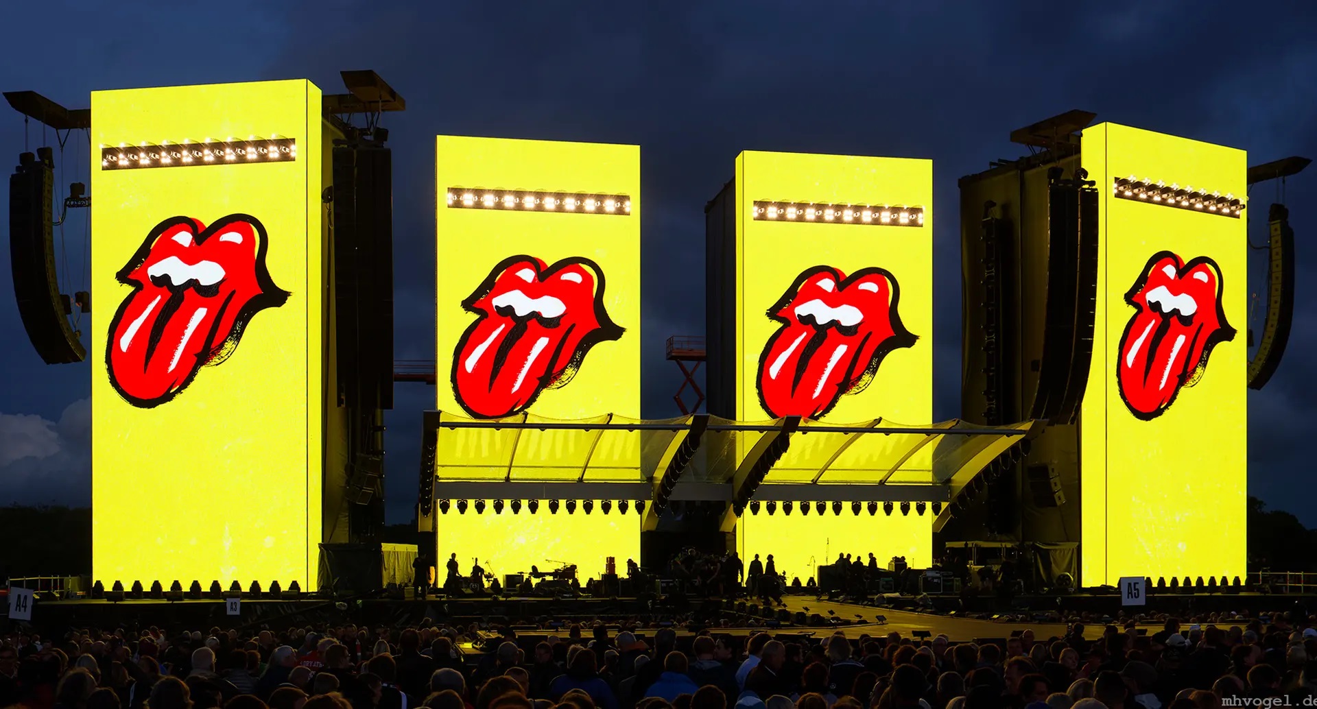 2017 2018 2019 No Filter Tour Stage — Postimages