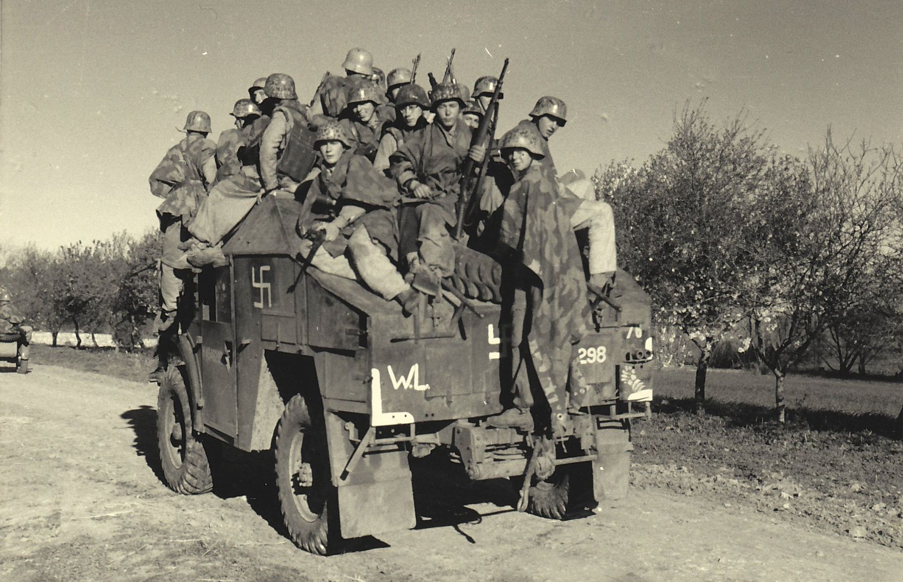 Captured CMP Quad FAT of Luftwaffe rear ( France 1940) — Postimages