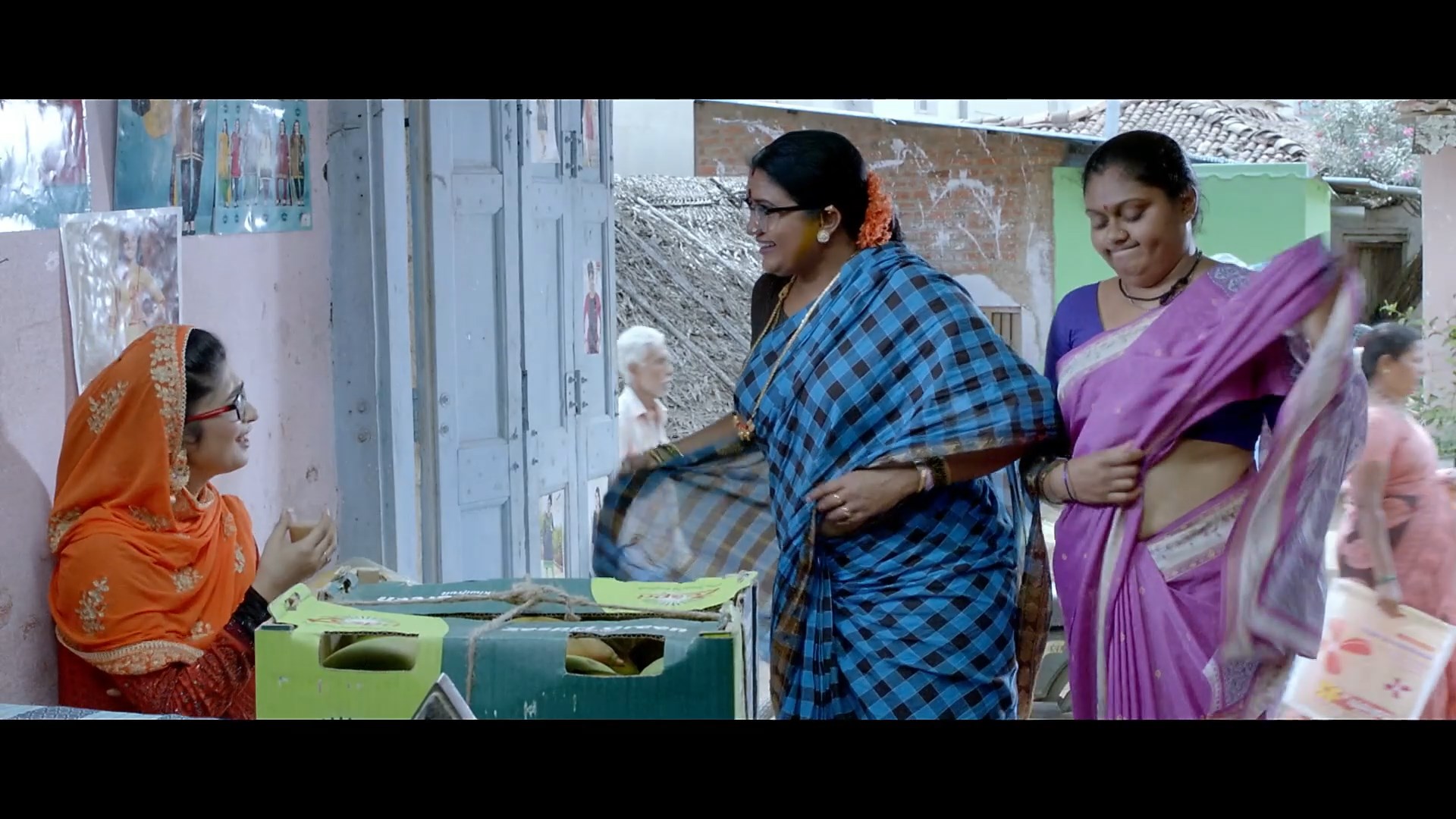 Milf Veena Sundar Sexy Big Boobs and Open deep navel show in saree mp4 ...