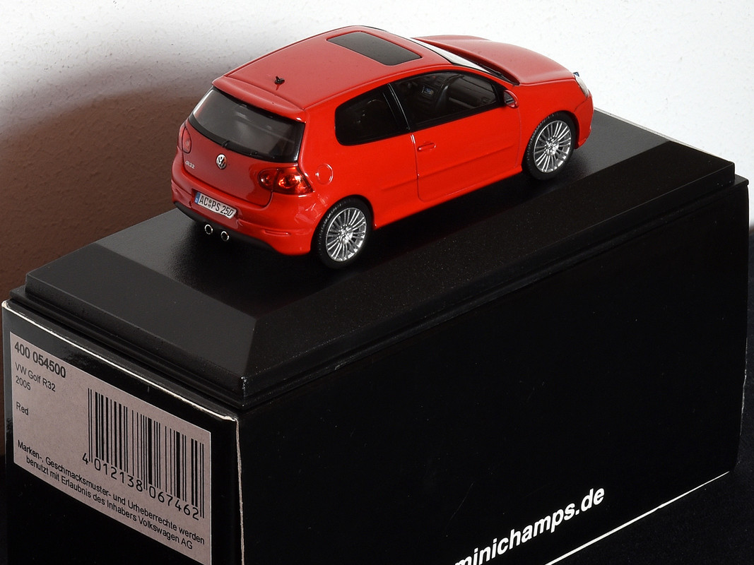 Volkswagen Golf V R32 red ( Minichamps) 02 — Postimages