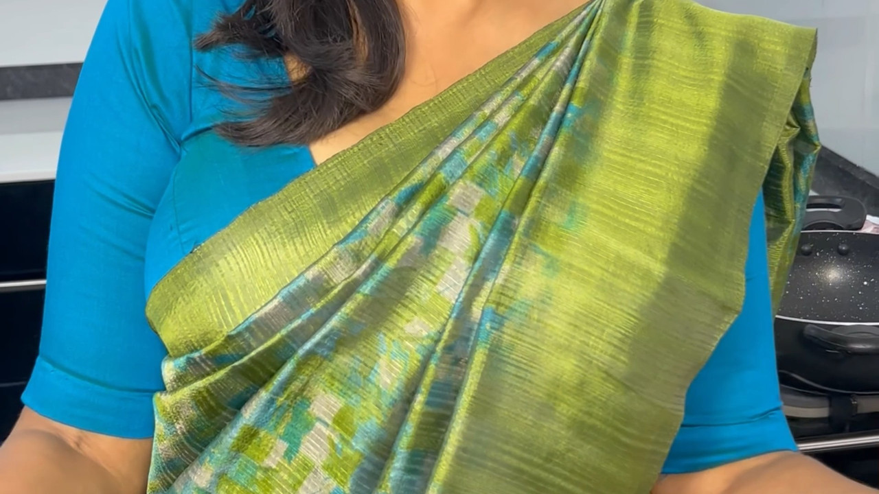Reena Basheer Sexy Tummy and Boobs in Saree mp4 snapshot 00 12 724 — Postimages