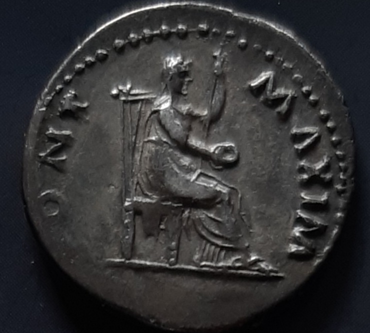 Denario de Vitelio. PONT MAXIM. Vesta sentada a dcha. Roma