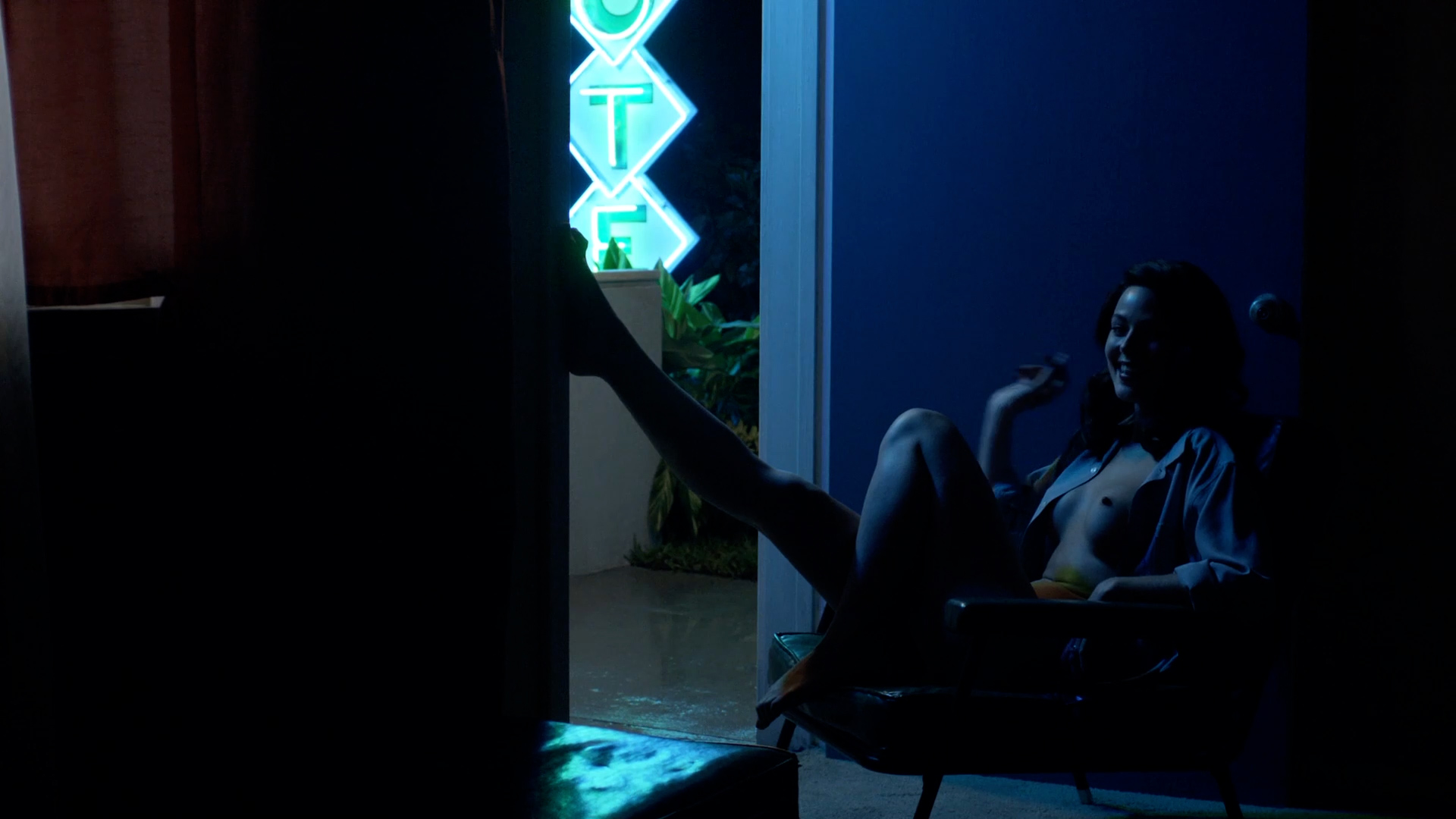 Jessica Marais Magic City S01 pt1 00 02 15 02 Still016 — Postimages