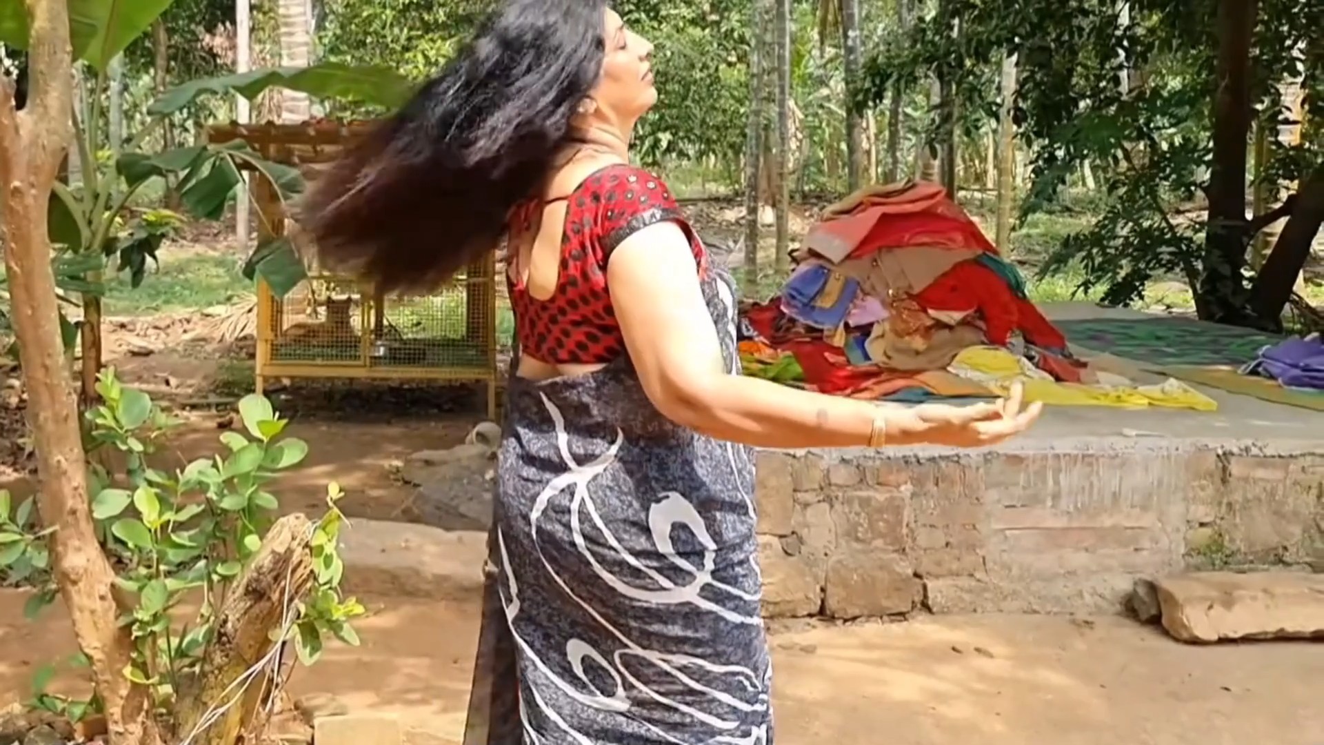 Sandra thomas Hot Mom Sexy Body structure in balck saree and big deep Navel show mp4 snapshot 00 ...