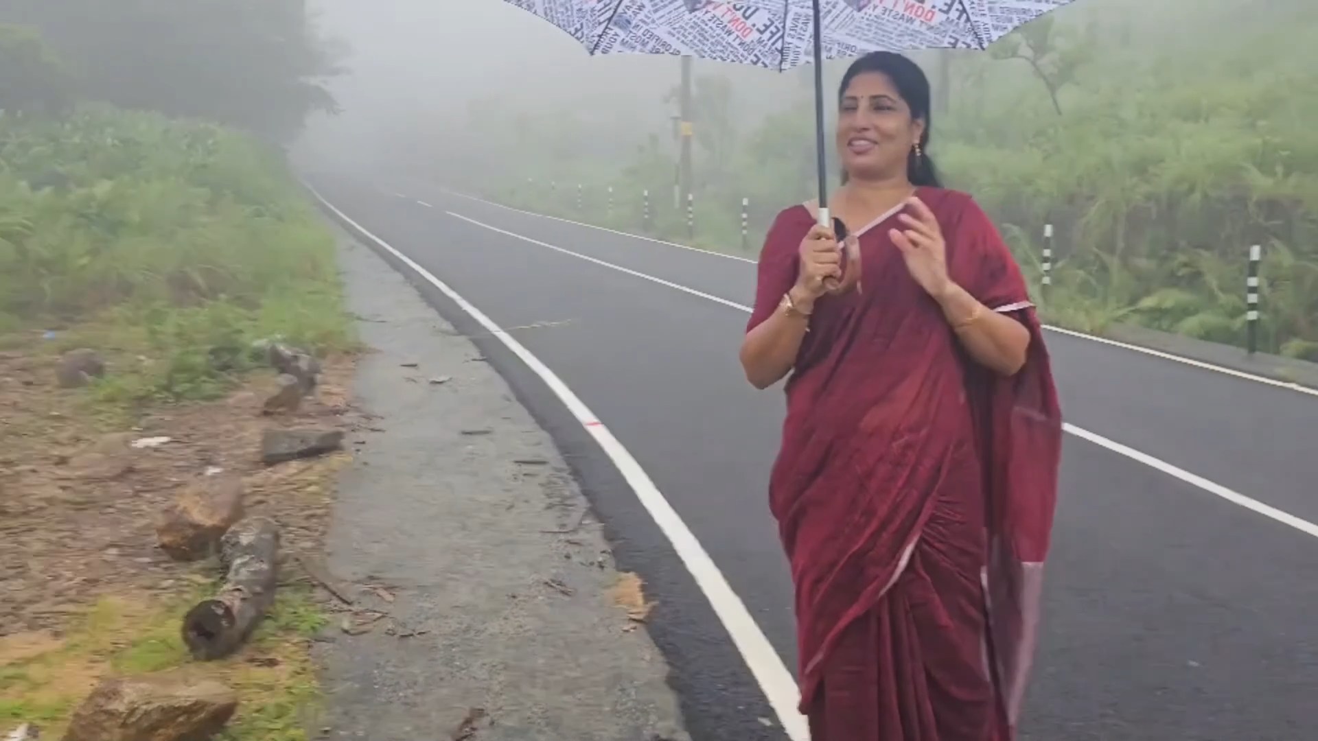 Seema Vlogger Sexy Big Deep Open Navel slips in Maroon Saree mp4 snapshot 00 00 291 — Postimages