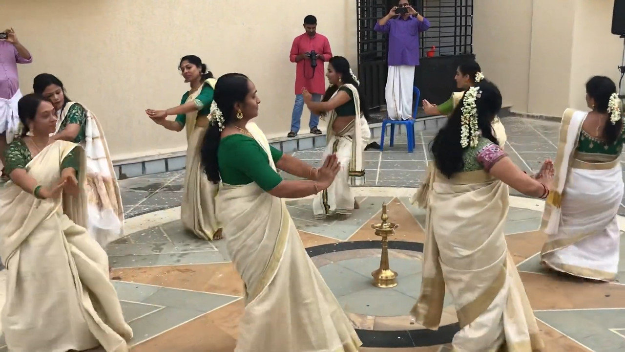 Sexy Aunty big Navel show from thiruvathira mp4 snapshot 04 15 737 ...