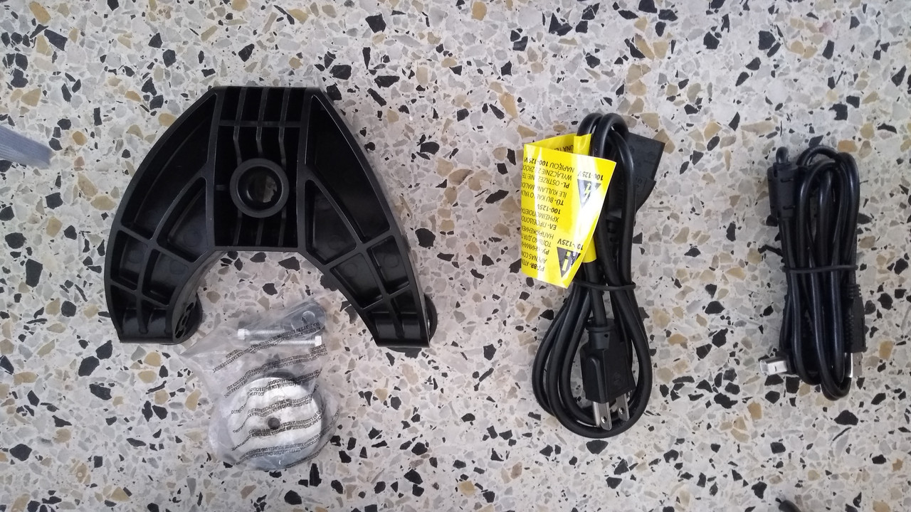 cables and clamps 134904668 — Postimages