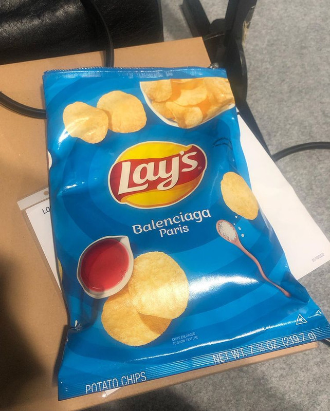Balenciaga x Lay's, il sacchetto delle patatine diventa una borsa - Wondernet Magazine