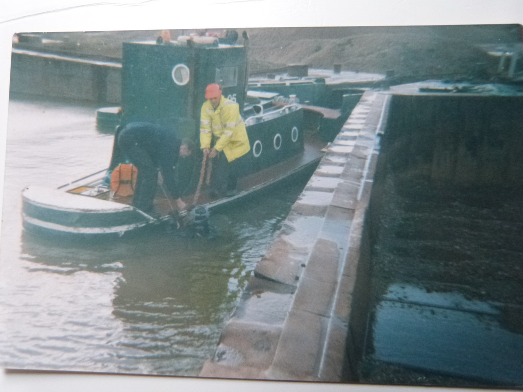 Mick Turner and Notts police divers cutting rope from prop of tu — Postimages