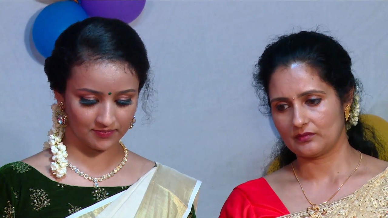 Beautiful Bride and Mom in cream red saree Navel Slips mp4 snapshot 00 29 655 — Postimages