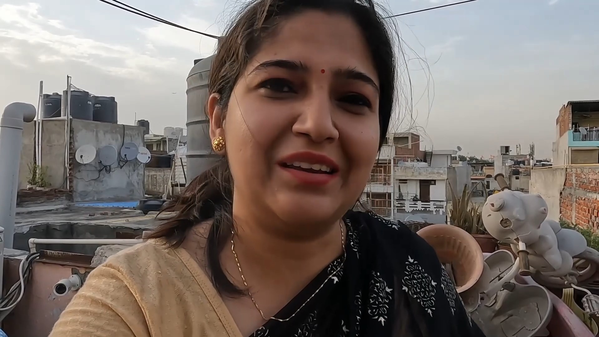 Chubby Milky Punjabi Lady Huge Boobs, Tummy and Deep Big Navel mp4 snapshot 03 01 783 — Postimages