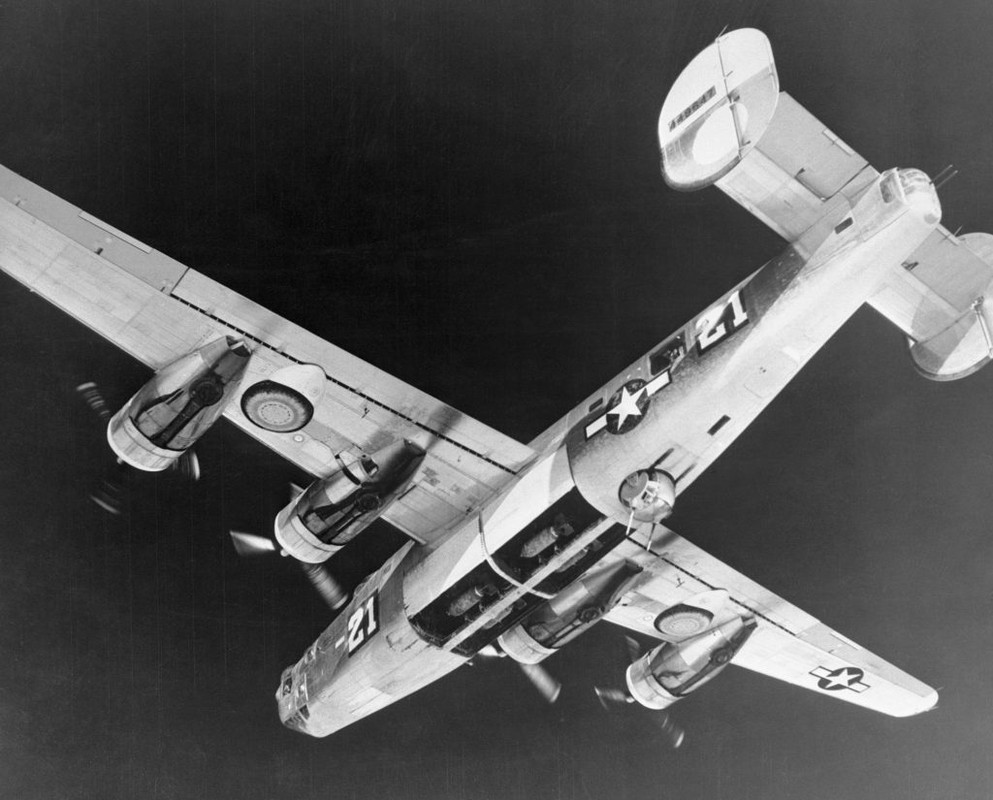 B-24 Liberator rear engine nacelles, lower wing - Aircraft WWII ...