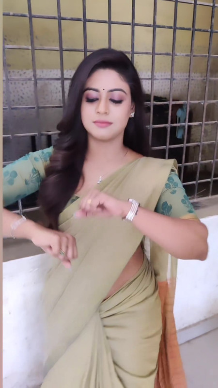 Iniya Sexy navel in grey saree mp4 snapshot 00 02 172 — Postimages