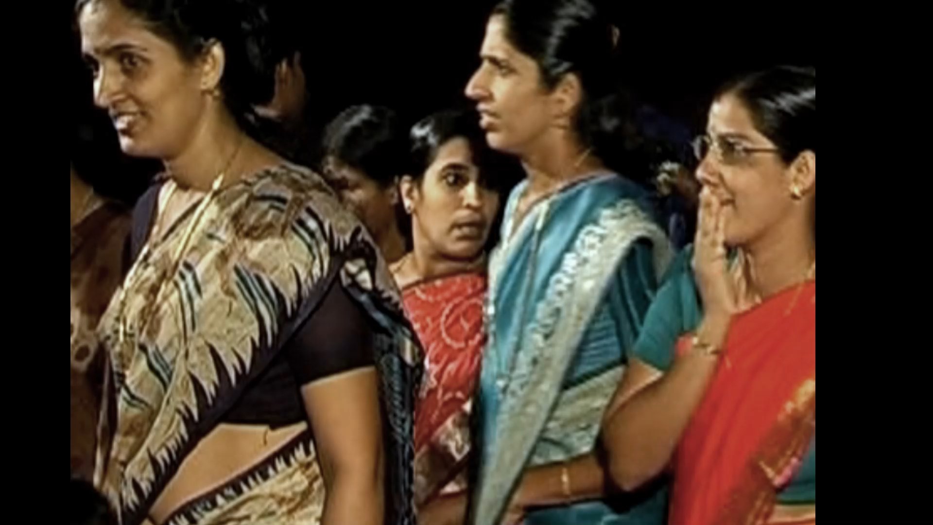 Beautiful Homely Malayali Aunty Sexy big Deep Navel in Saree mp4 ...