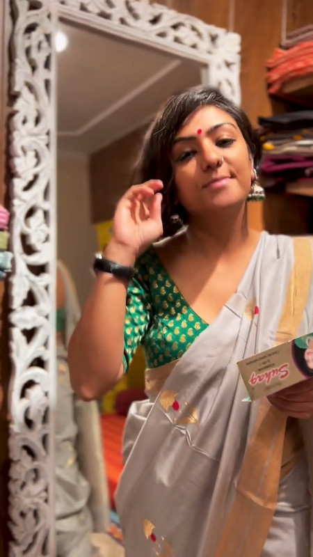 Cute Bengali girl Sexy big deep navel in white and geeen saree mp4 ...