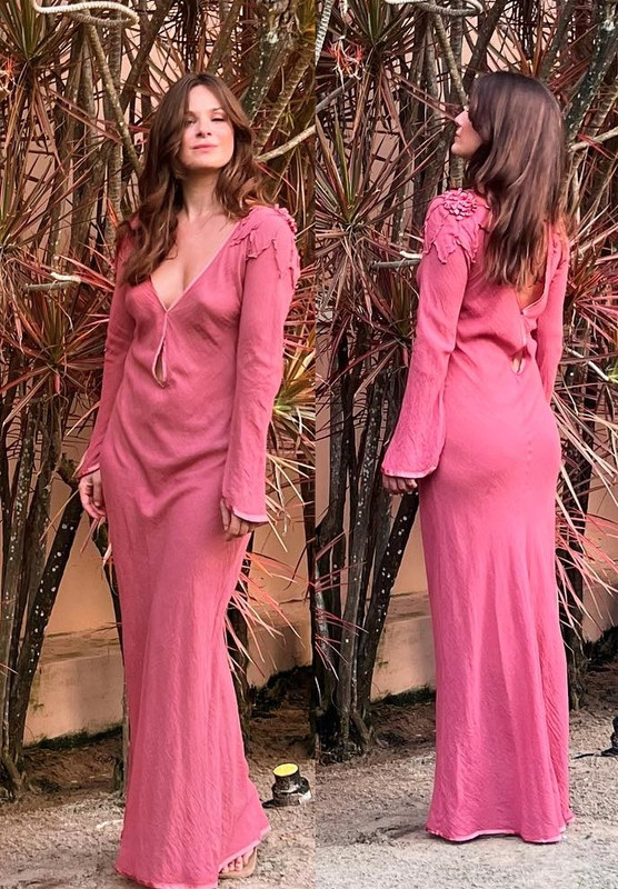 osofamosas - Mercedes Martin,marcando culete y escote con vestido rosa ...