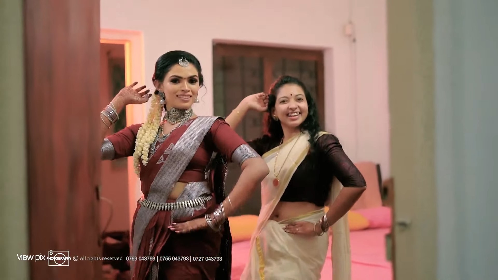 Cute Malayali girl open deep navel show while dancing in kerala saree ...