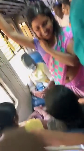 Srilankan lady open big deep navel in saree from public train mp4 snapshot 01 05 441 — Postimages