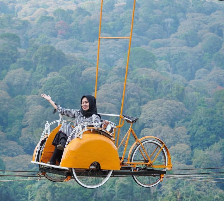 Harga Tiket Masuk Kamodjan Fillage Garut yang Viral, Punya Wahana Ayunan di Atas Ketinggian ...
