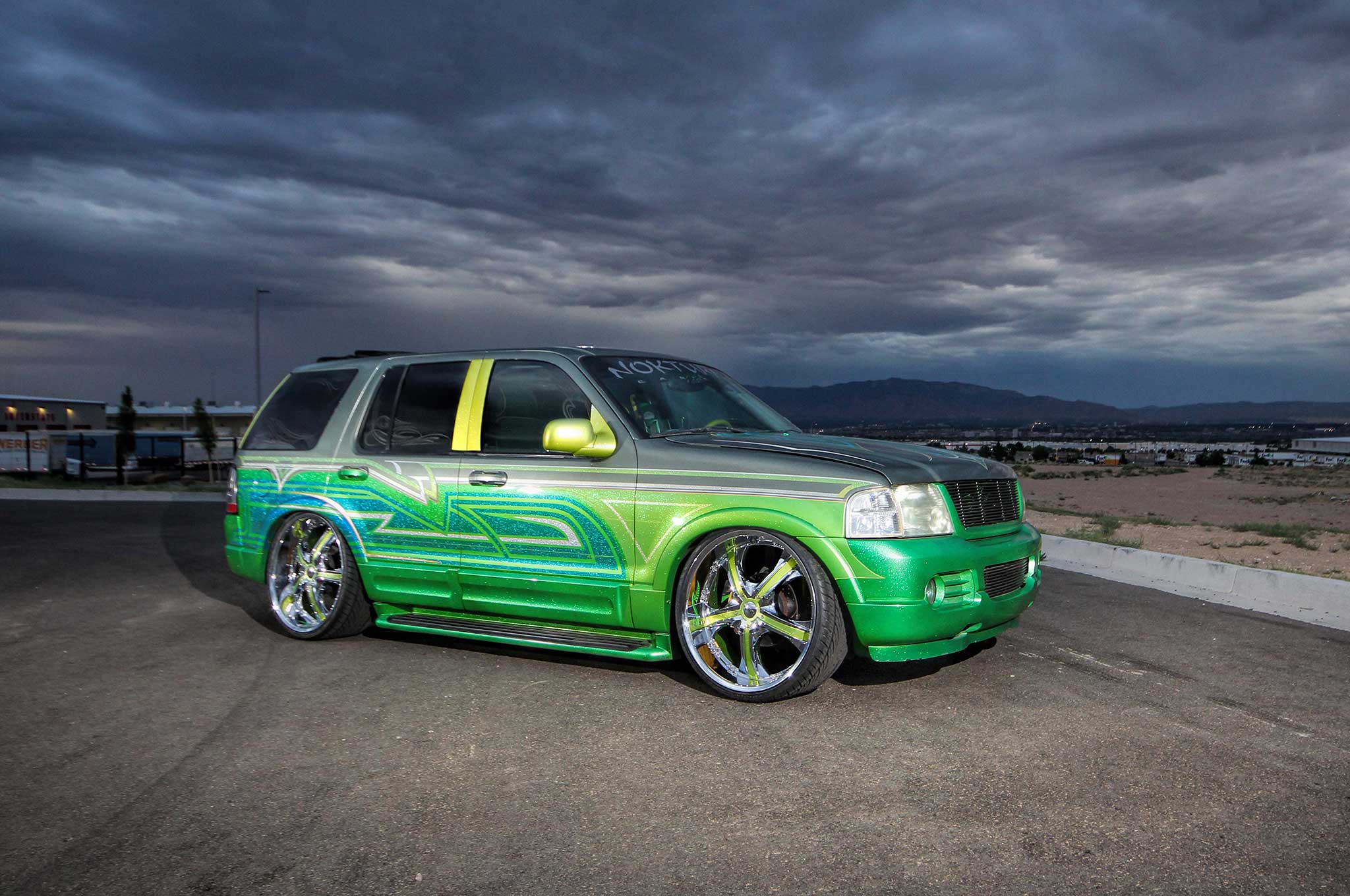 2003 Ford Explorer Passenger Side View 01 — Postimages