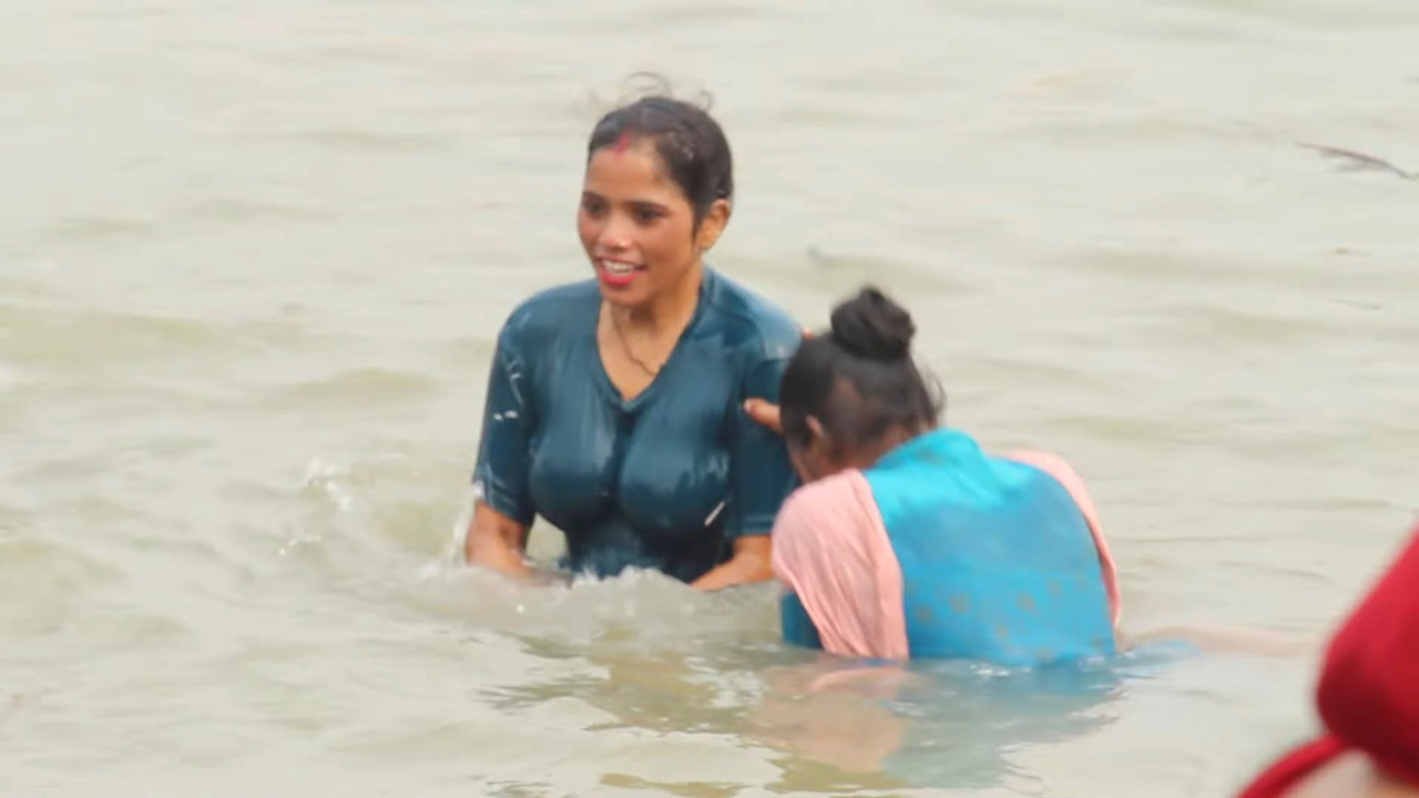 Desi lady open bath without bra in green tshirt showing nipple pokie and navel mp4 snapshot 00 ...