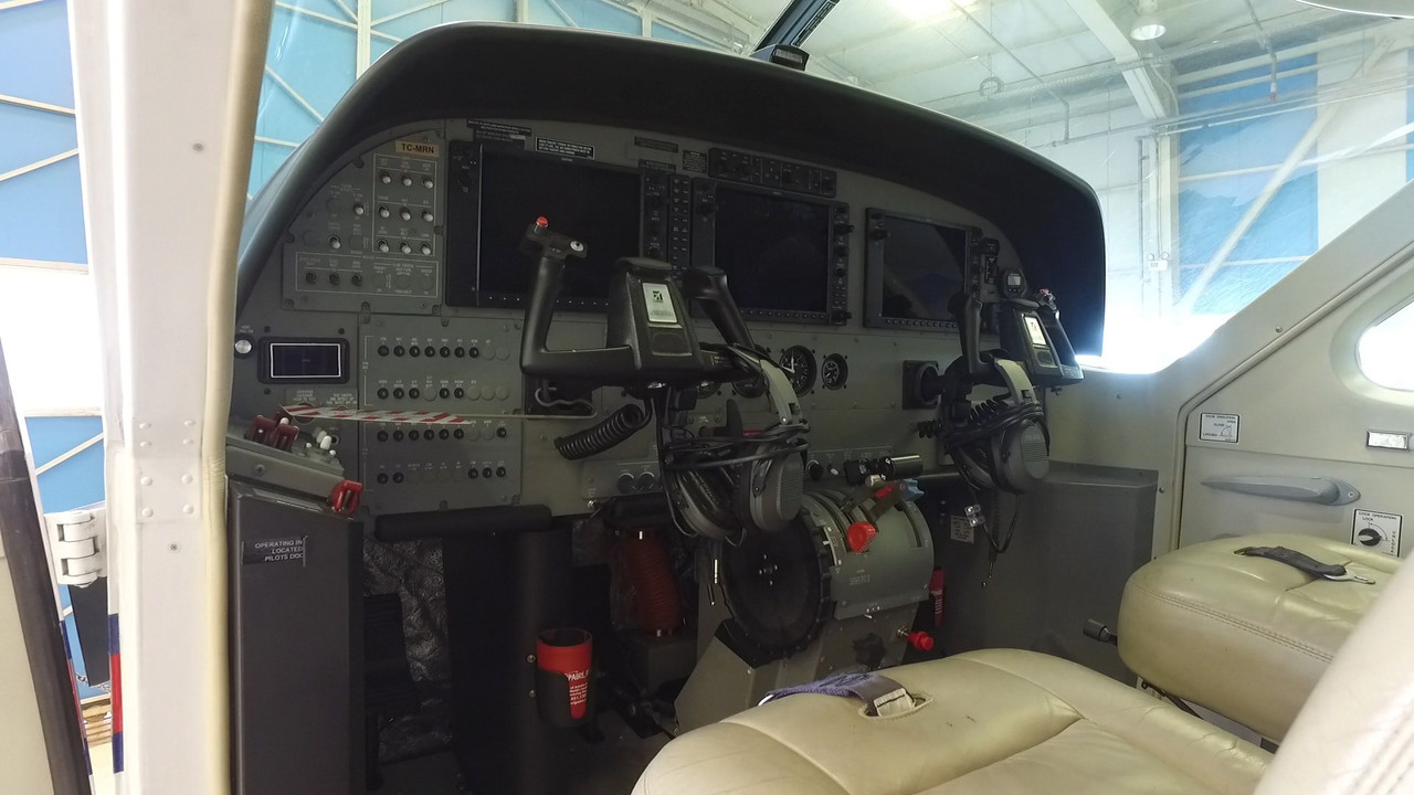 hellenic seaplanes aircraft cessna c208 cockpit — Postimages