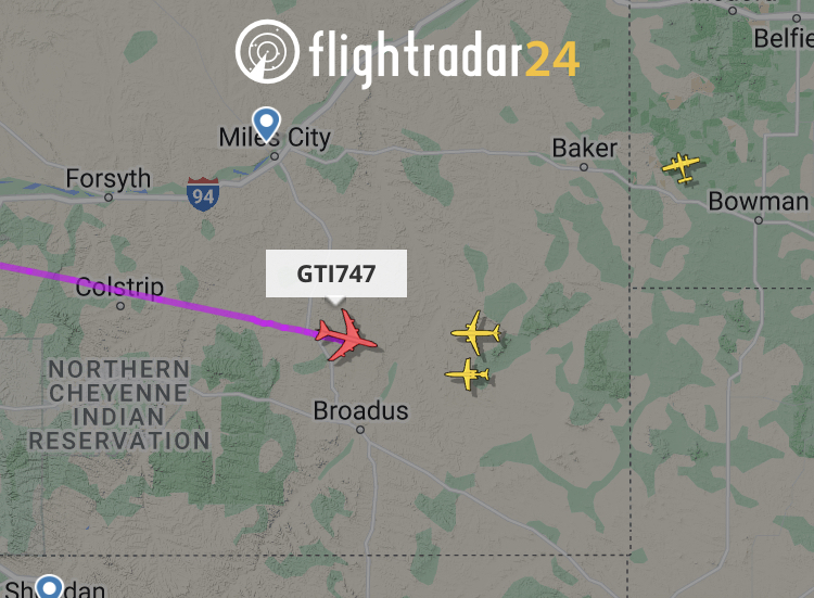 The last delivered Boeing 747 made a crown with 747 on its flight from ...