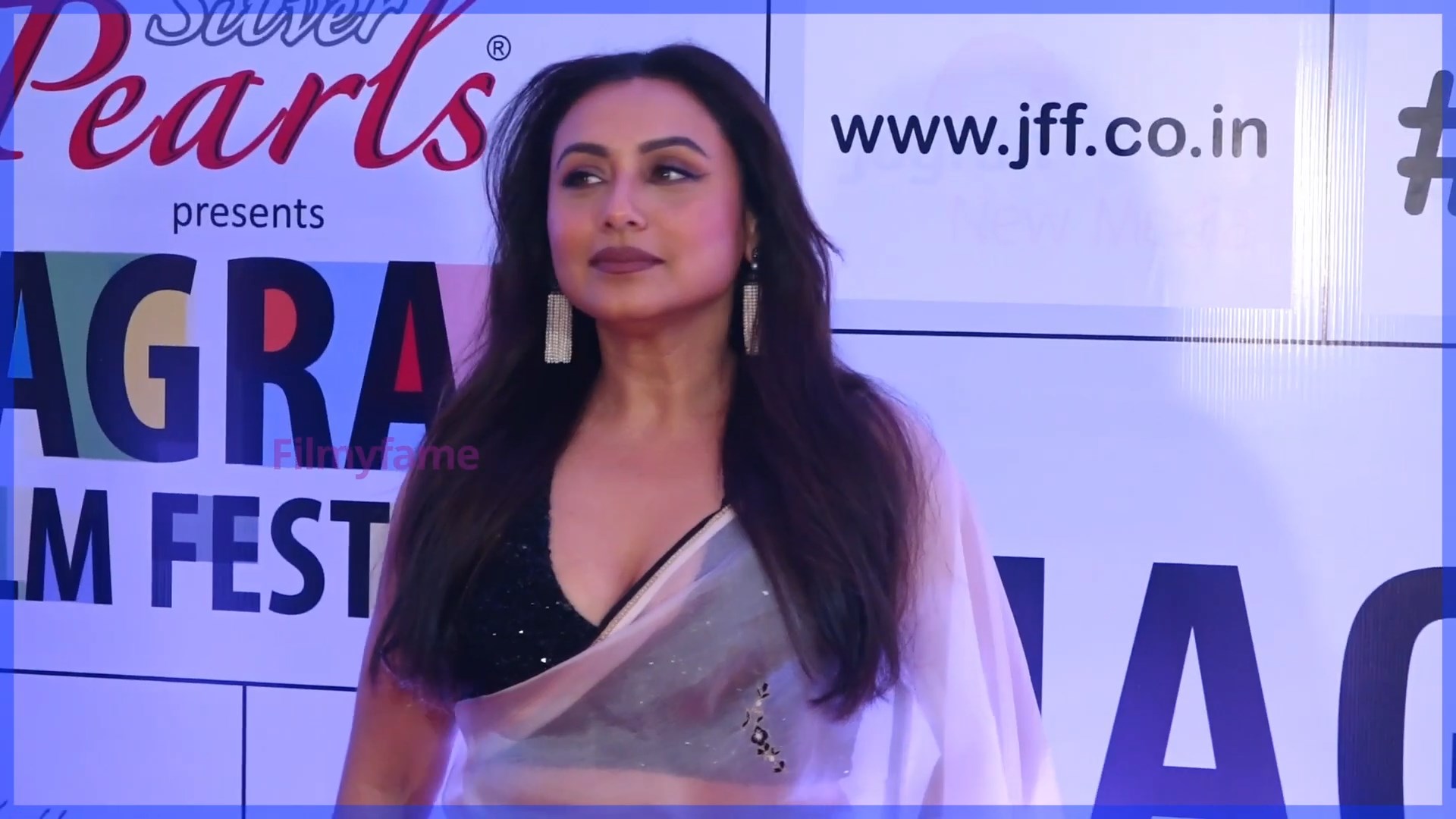 Matured rani mukerjee hot in saree showing cleavage and navel mp4 snapshot 01 15 400 — Postimages