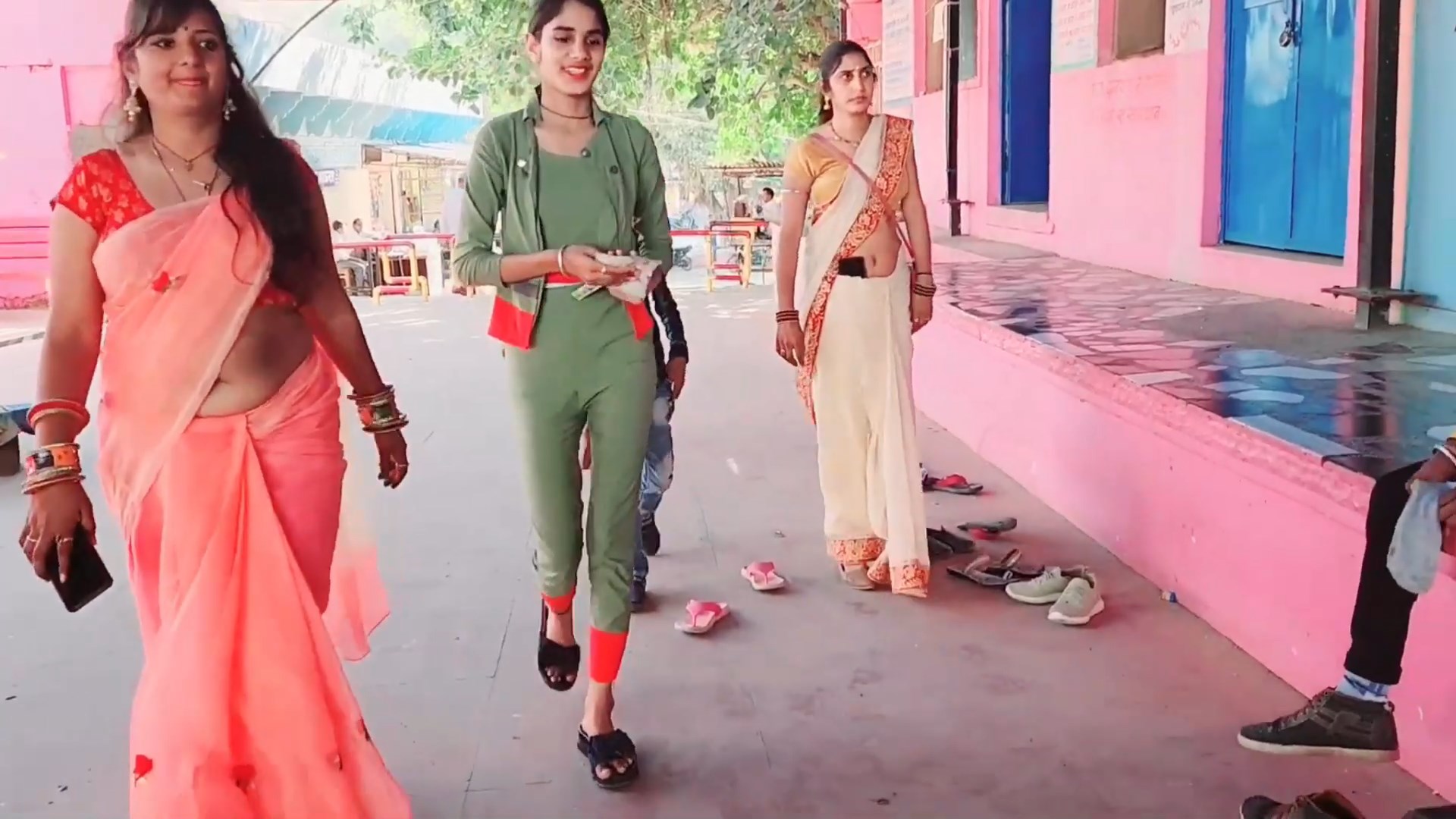 Chubby Rajisthani Lady Sexy Deep Wide Open Navel in Pink Saree mov ...