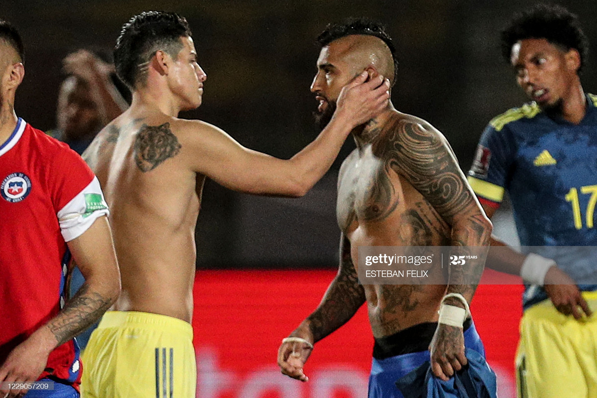 Arturo Vidal y James 002 — Postimages