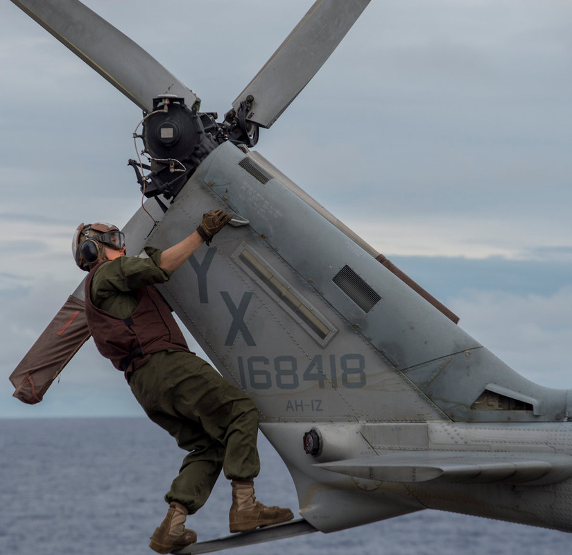 Academy AH 1 Z Sharkmouth Zulu Viper Sprue B (5aa) — Postimages