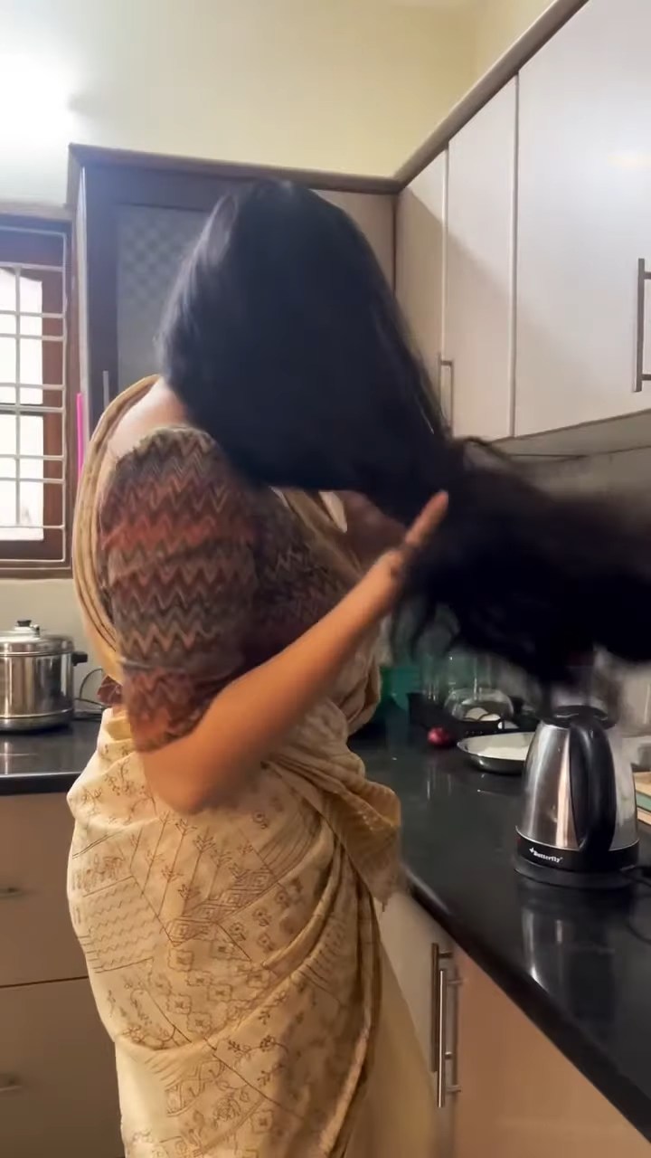 Ksudha Sexy Big Deep Navel Holein golden Saree mp4 snapshot 00 04 468 — Postimages