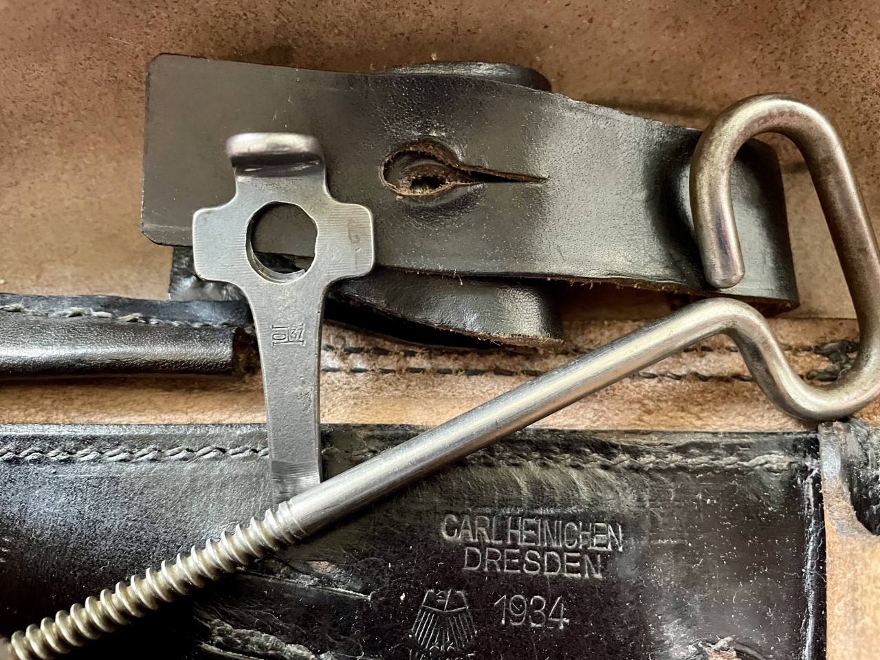 inside with tool and cleaning rod detail 1 — Postimages