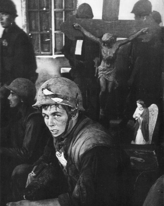 19 Historical Photographs That Capture the Weight of the 20th Century ...