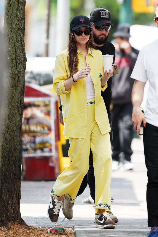 Dakota Johnson Films Materialists in Brooklyn New York 06 05 2024 2 — Postimages