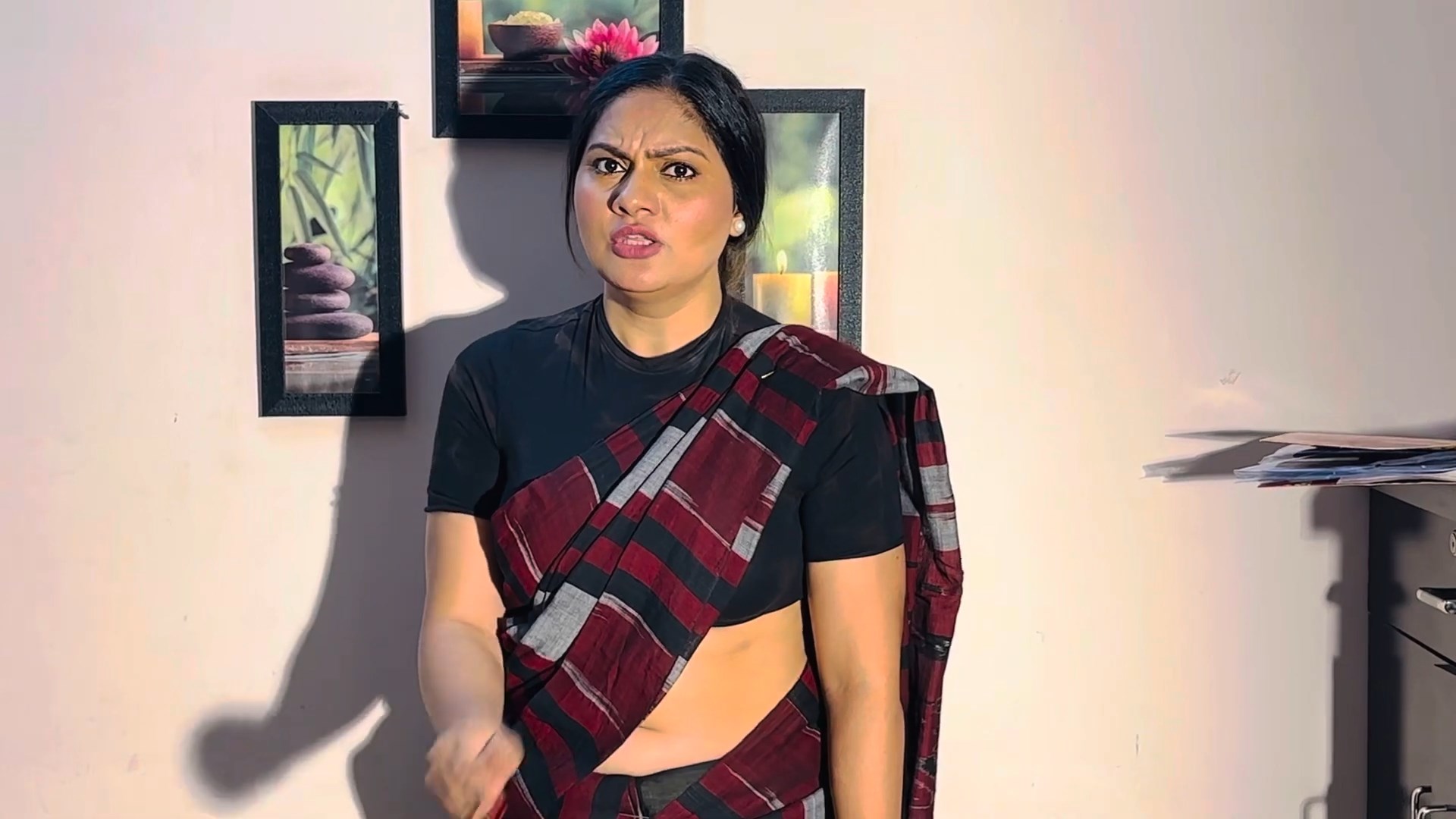 Anamika Singh Sexy Open Big Wide Navel show in Saree mp4 snapshot 01 09 718 — Postimages