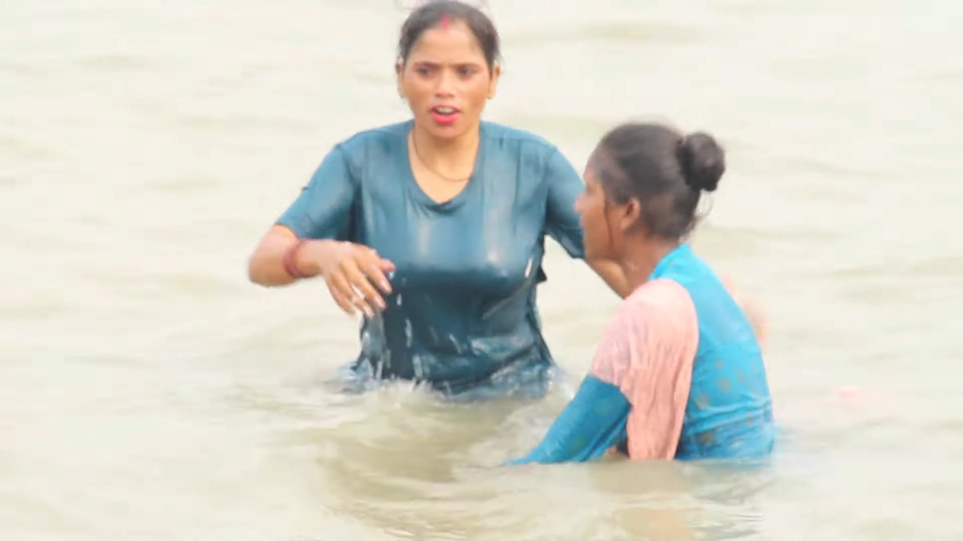 Desi lady open bath without bra in green tshirt showing nipple pokie and navel mp4 snapshot 00 ...