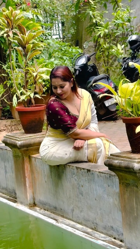 shreeya ramesh hot cleavage and ass in white saree mp4 snapshot 00 05 ...