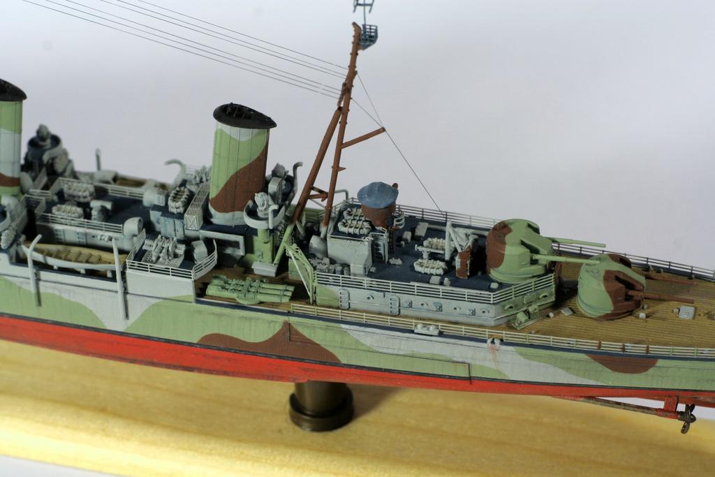 Croiseur HMS Naiad 1940 [Flyhawk 1/700°] de Yves L.