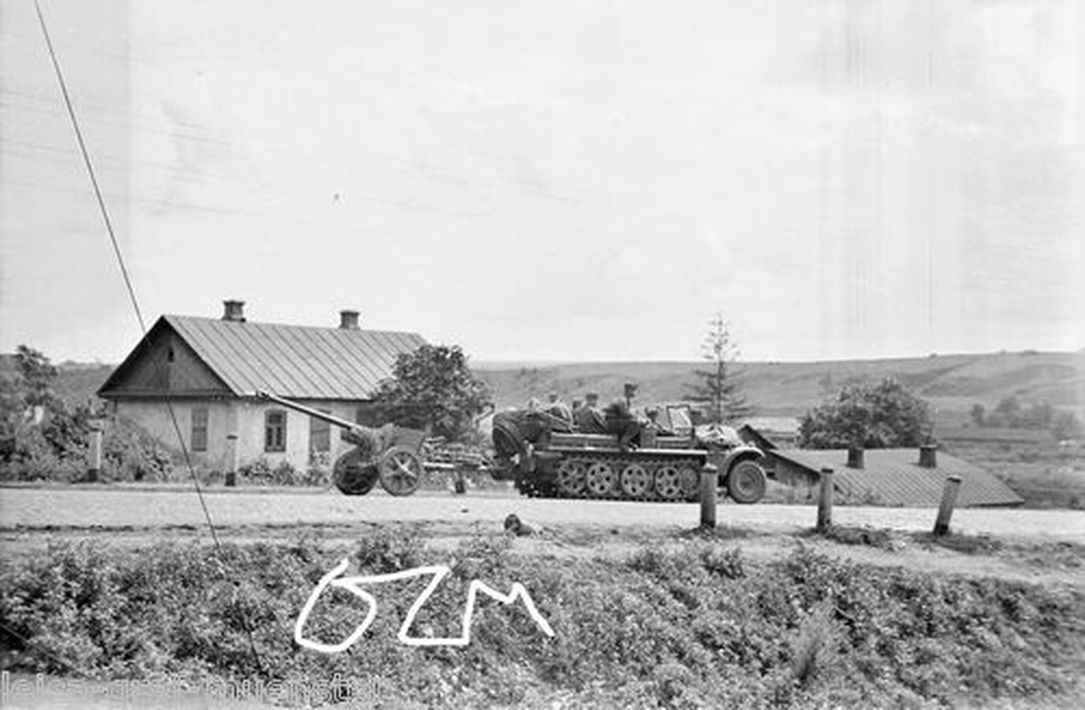 8 1941 Shitomir Kettenfahrzeug mit Kanone 10 — Postimages