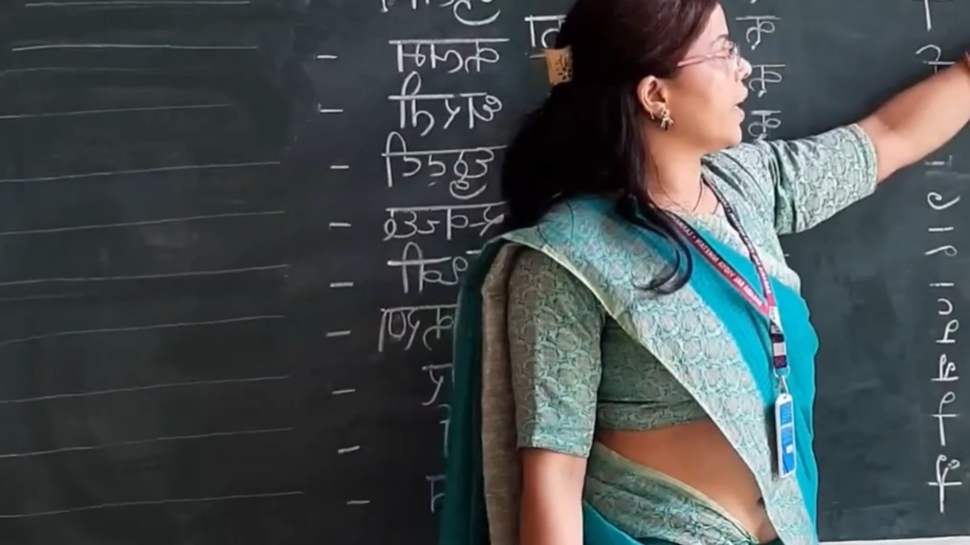 Teacher open navel show while teaching in blue saree mp4 snapshot 00 15 331 — Postimages