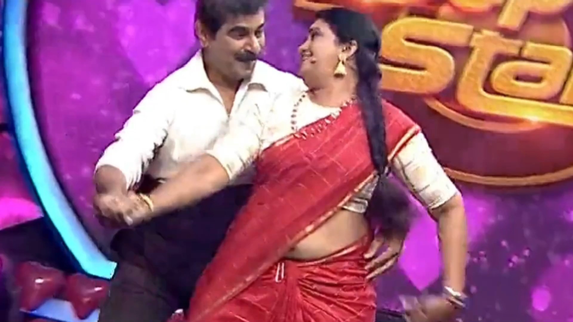 Veena Sundar Sexy Deep open navel hole show in red saree mp4 snapshot 00 08 240 — Postimages